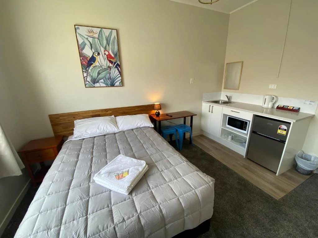 Book Deluxe Queen Studio at Airport Westney Lodge, Auckland - GoStayy